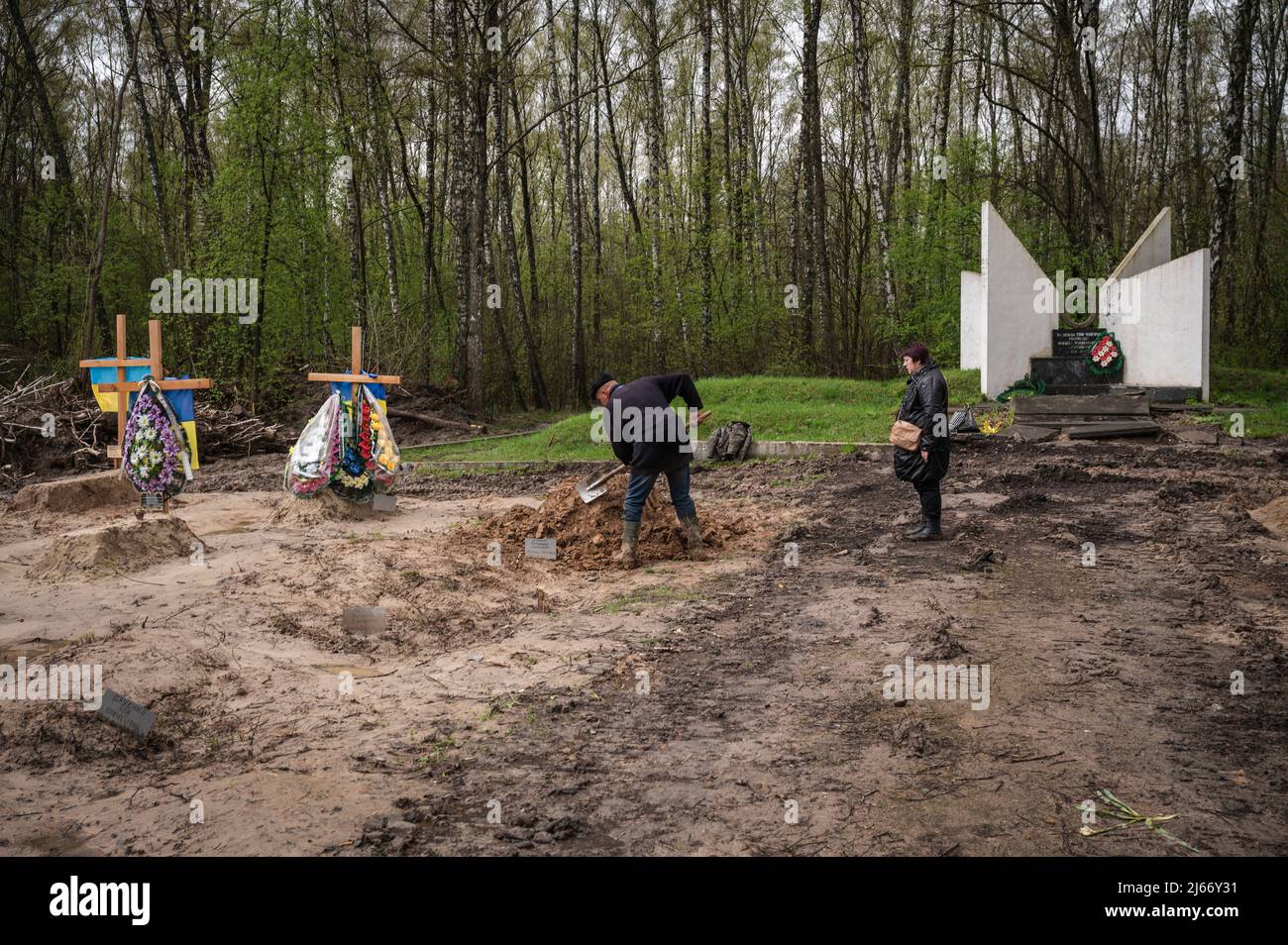 Man digging grave hi-res stock photography and images - Alamy