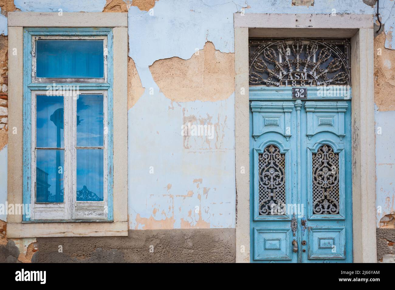 Broken house hi-res stock photography and images - Alamy