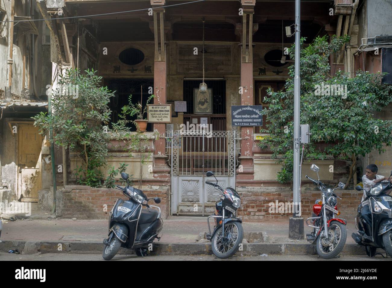 Zoroastrians temple hi-res stock photography and images - Alamy