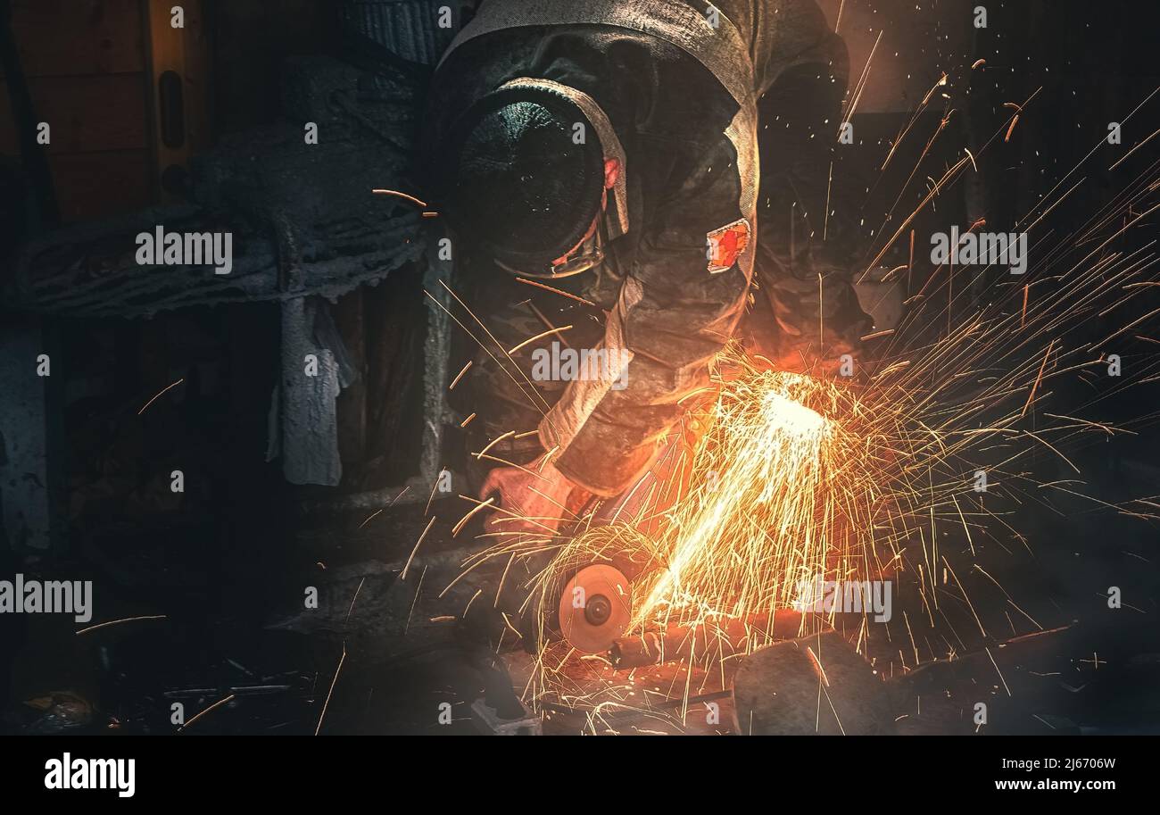 Cutting metal pipe electrical tools hi-res stock photography and images ...