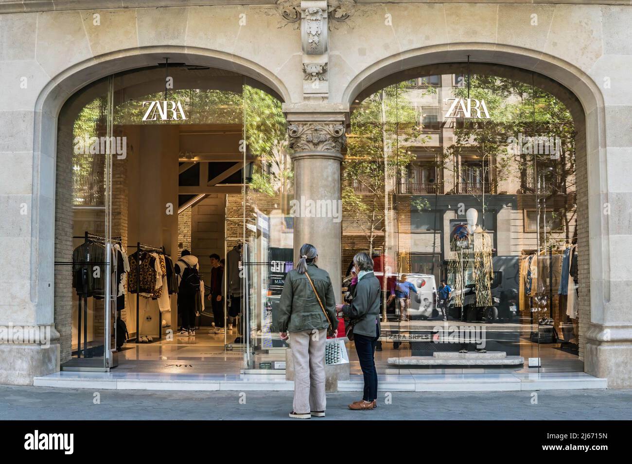Pedestrians stand in front of the Spanish multinational clothing design ...