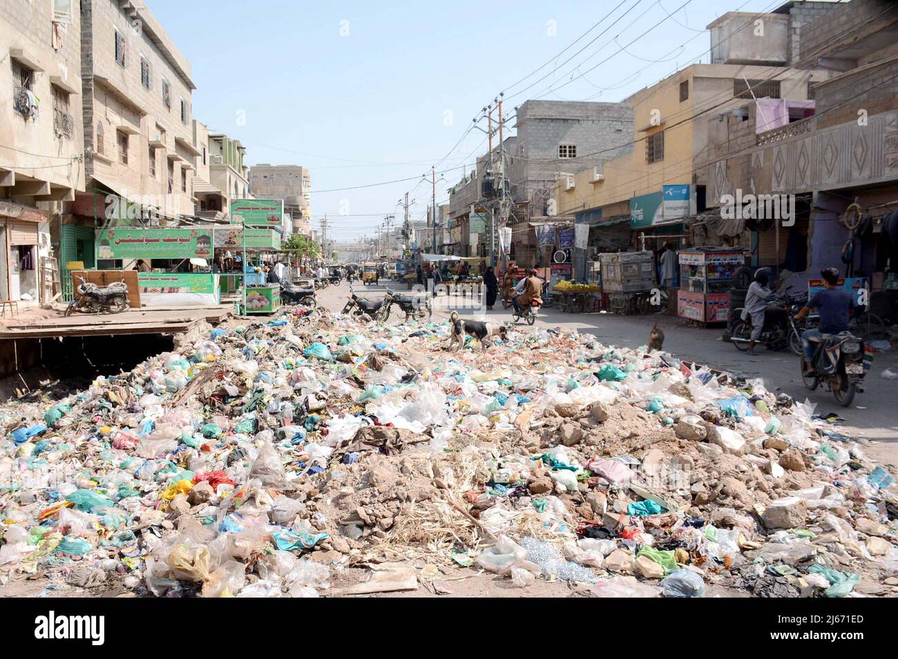 Hyderabad, Pakistan. 28th Apr, 2022. Huge heap of garbage creating ...