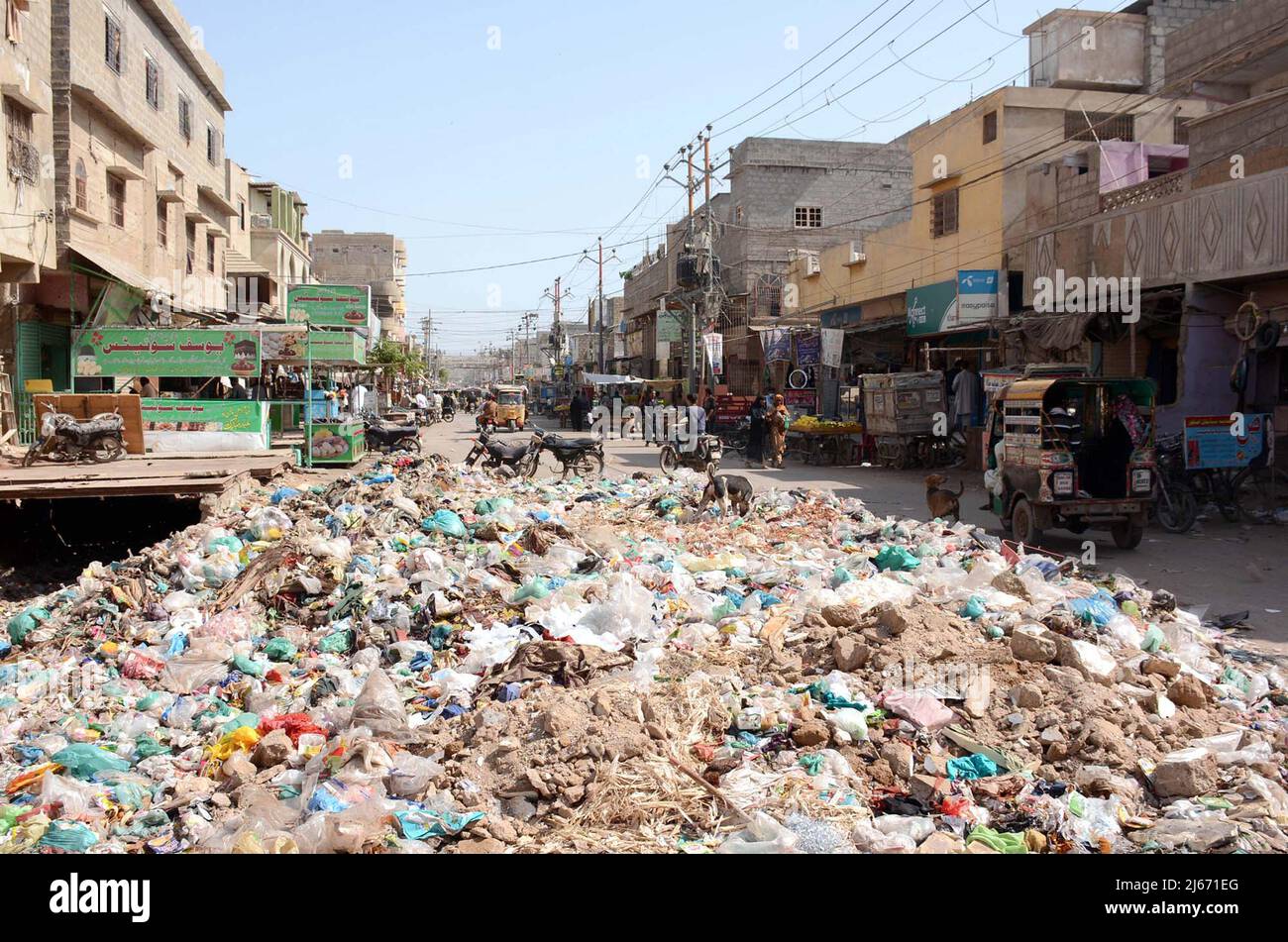 Hyderabad, Pakistan. 28th Apr, 2022. Huge heap of garbage creating ...