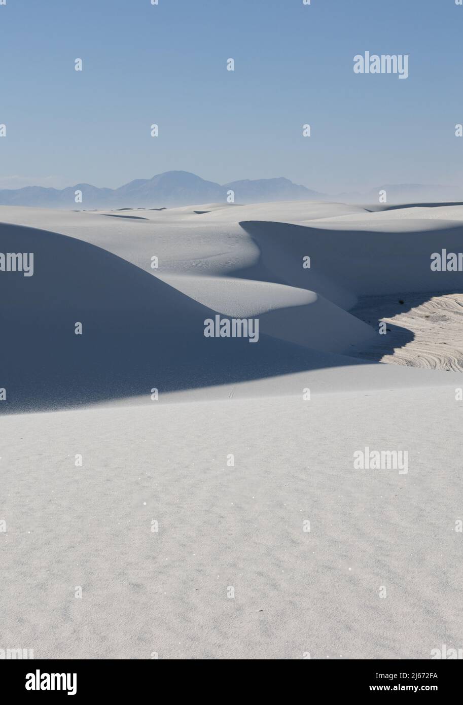Flowing gypsum sand dunes in White Sands National Park Stock Photo - Alamy