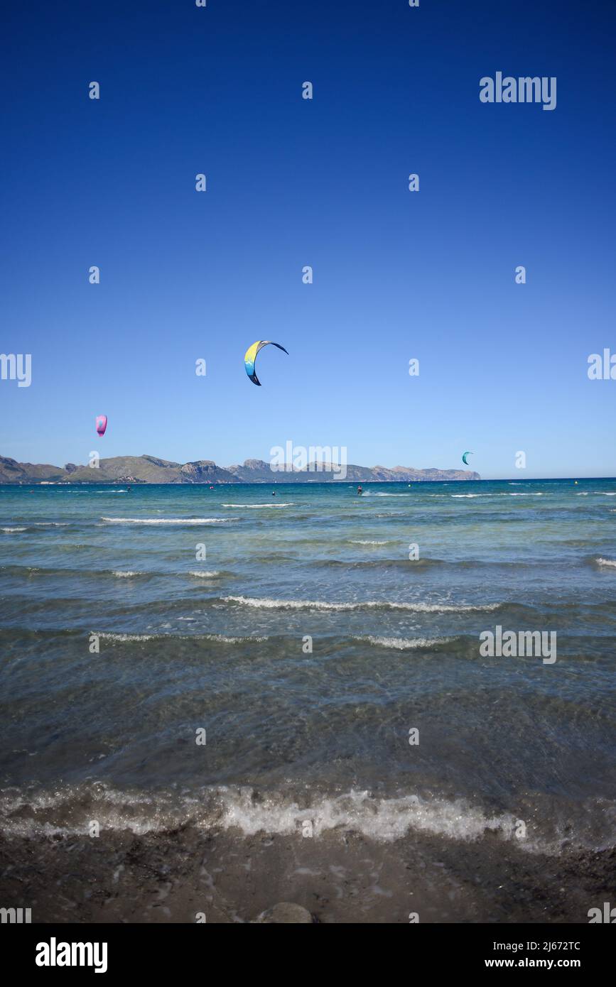 Kitesurfing in Port de Pollenca beach, Mallorca, Spain Stock Photo - Alamy