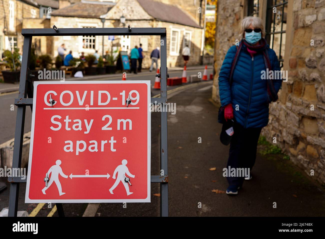 Woman wearing ppe walking hi-res stock photography and images - Alamy