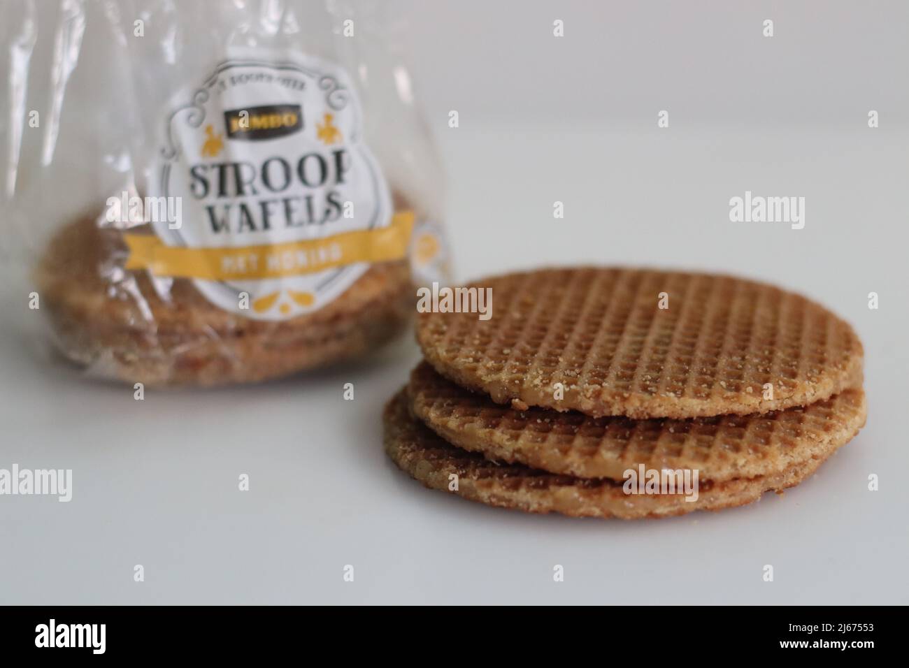 Mumbai, Maharashtra, India, April 16 2022: Stoop wafles met roomboter ...