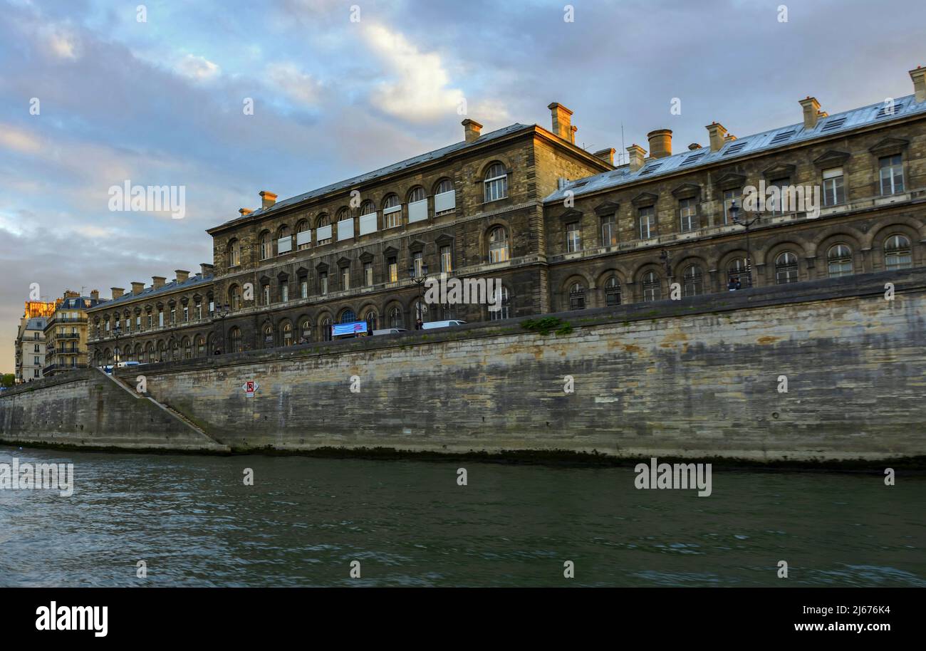 Seine riverbank steps hi-res stock photography and images - Alamy