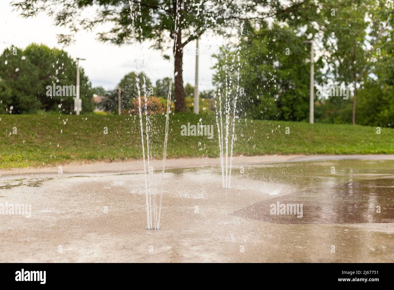 Family summer water splash hi-res stock photography and images - Alamy