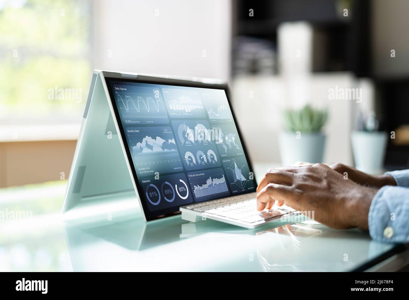 Data Analyst Using Data Analytics KPI Dashboard Stock Photo - Alamy