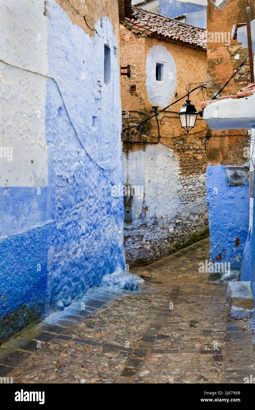 Narrow walkway medina Chefchaouen Morocco Stock Photo - Alamy