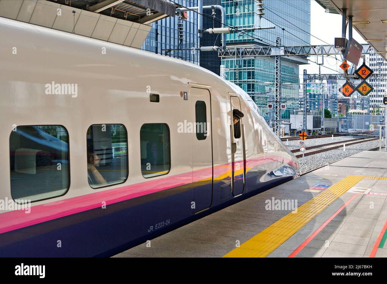 Bullet train Shinkansen leaves station Tokyo Japan 2 Stock Photo - Alamy