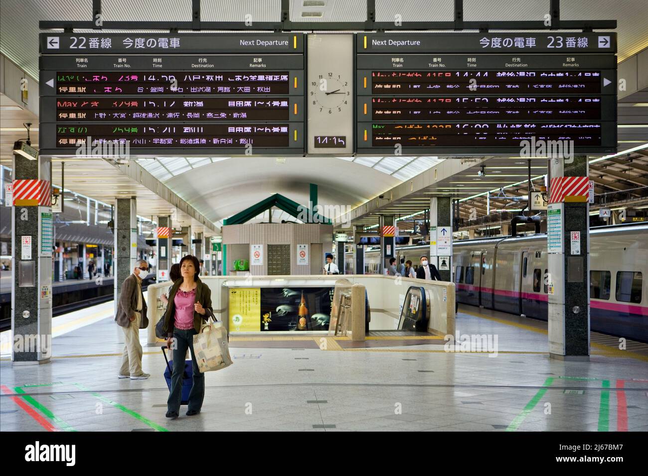 Bullet train Shinkansen platform Tokyo Station Tokyo Japan Stock Photo ...