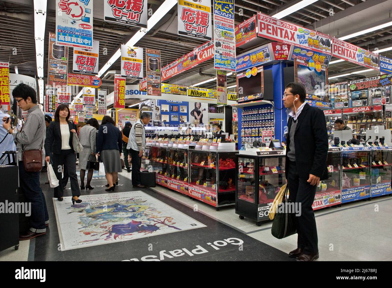 Busy camera store Tokyo Japan Stock Photo - Alamy