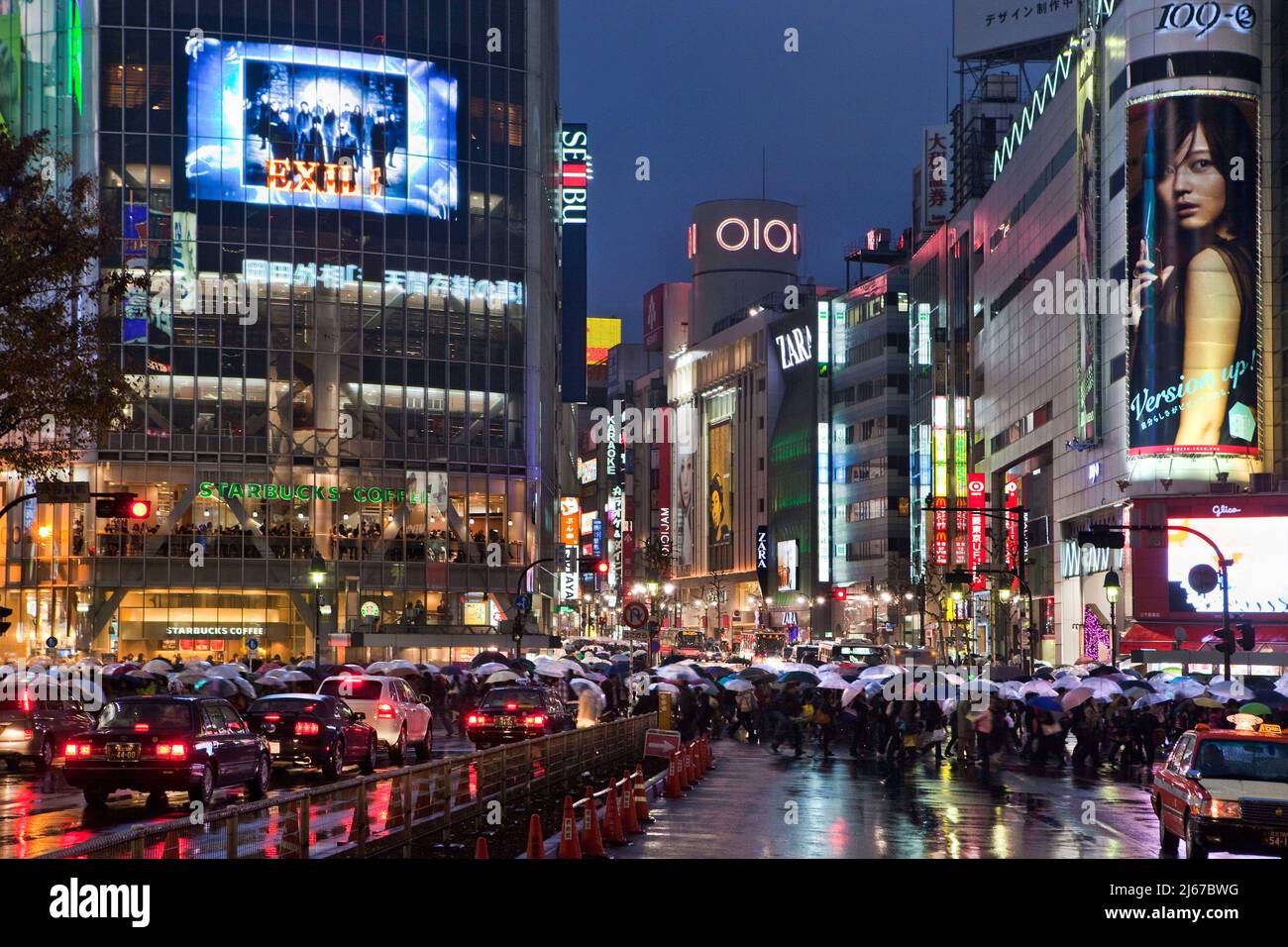 Busy intersection rainy evening Shibuya Tokyo Japan 2 Stock Photo - Alamy