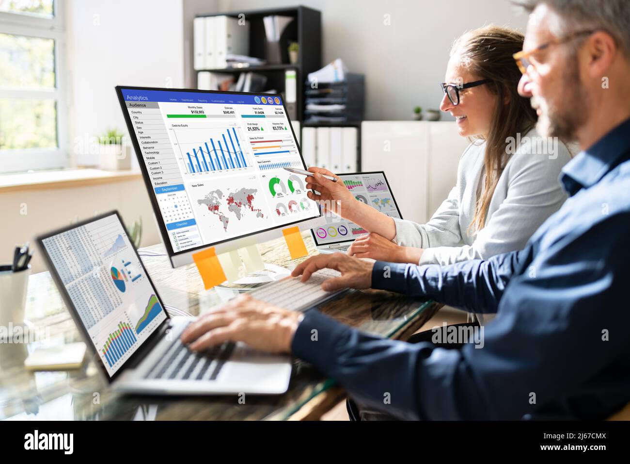 Data Analyst Using Data Analytics KPI Dashboard Stock Photo - Alamy