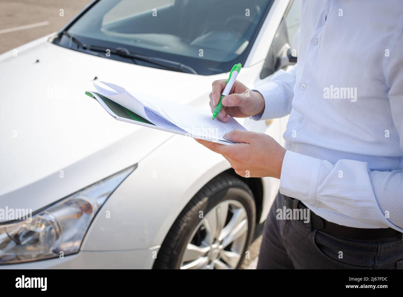 Man signs document form hi-res stock photography and images - Alamy