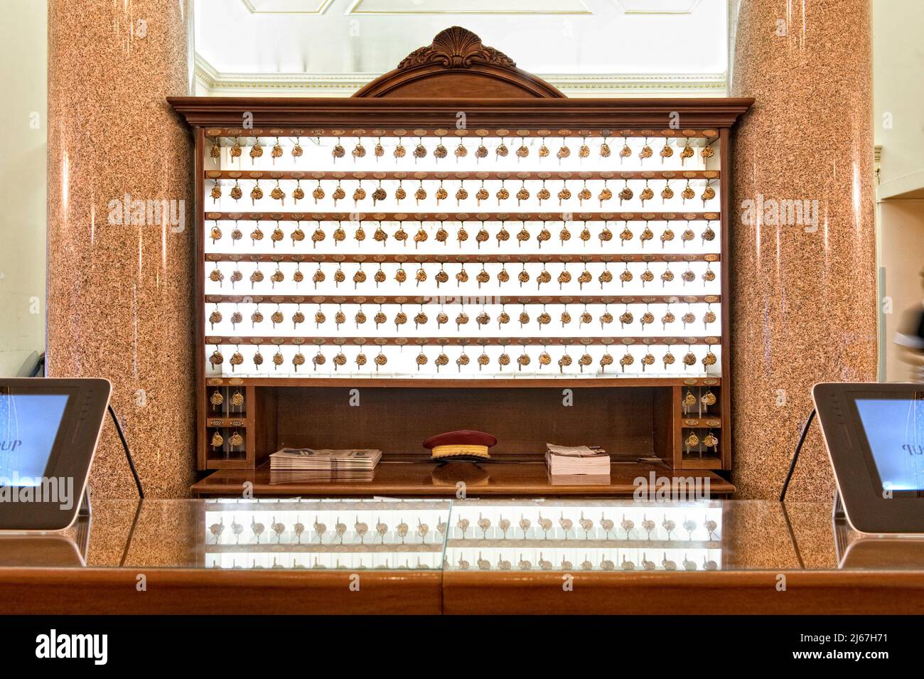 Hotel key desk hi-res stock photography and images - Alamy