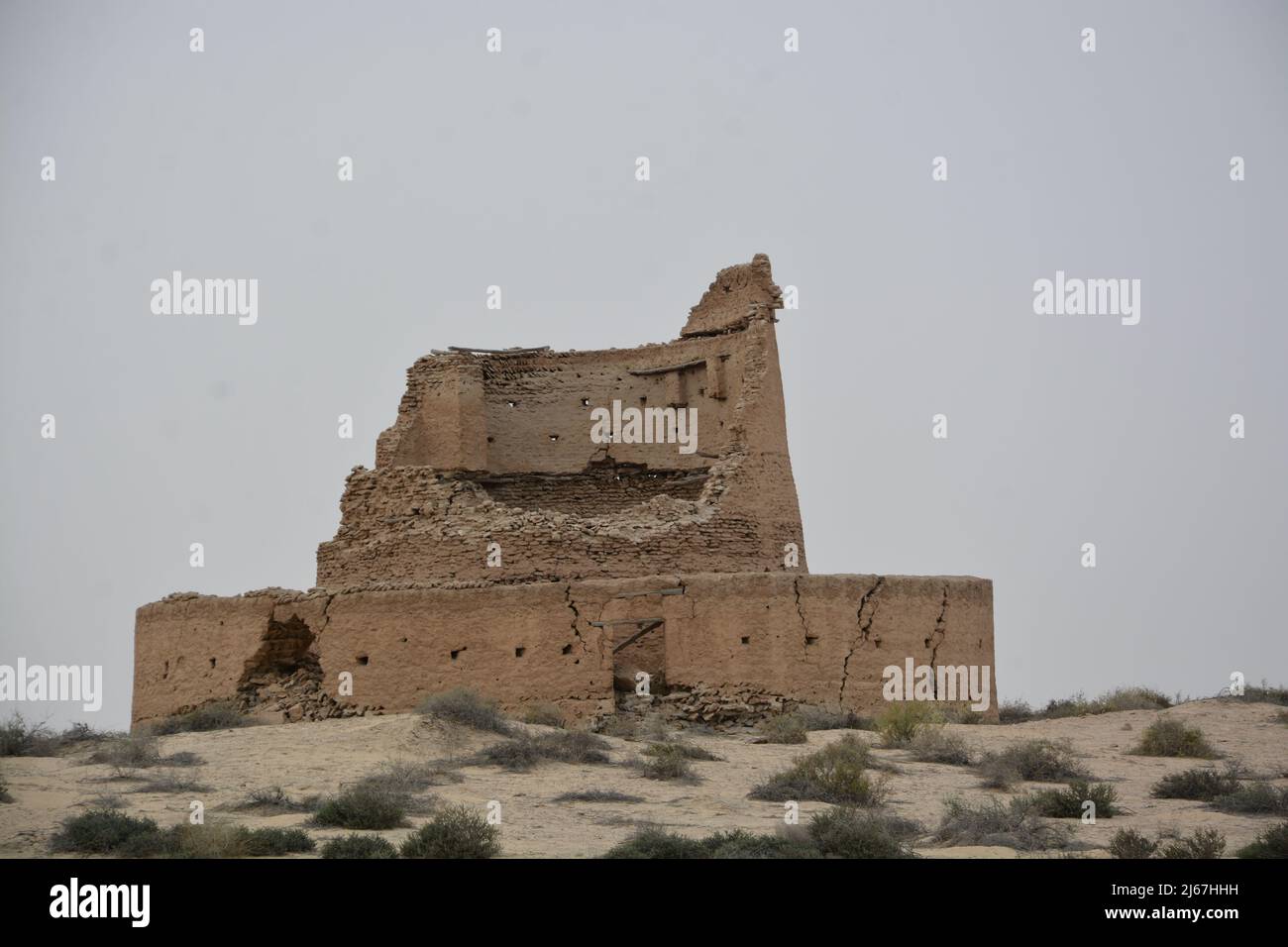 Ancient mud building at Uqair beaches , eastern of saudi arabia Stock ...