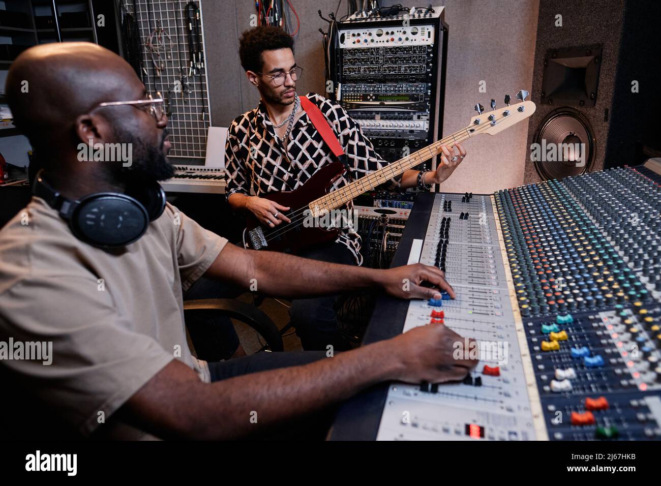 Adjusting electric guitar hi-res stock photography and images - Alamy