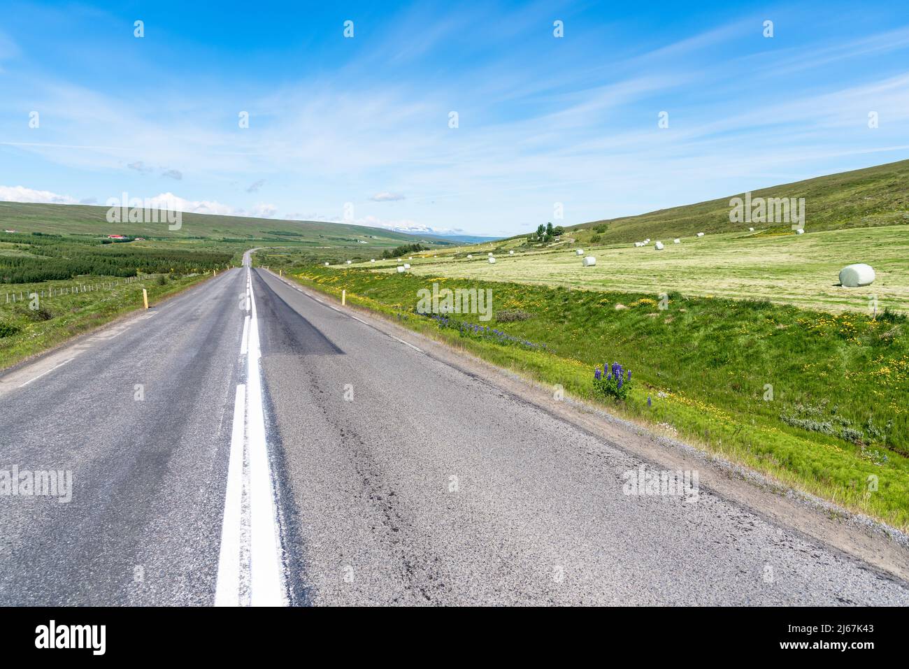 Bales in a straight line hi-res stock photography and images - Alamy