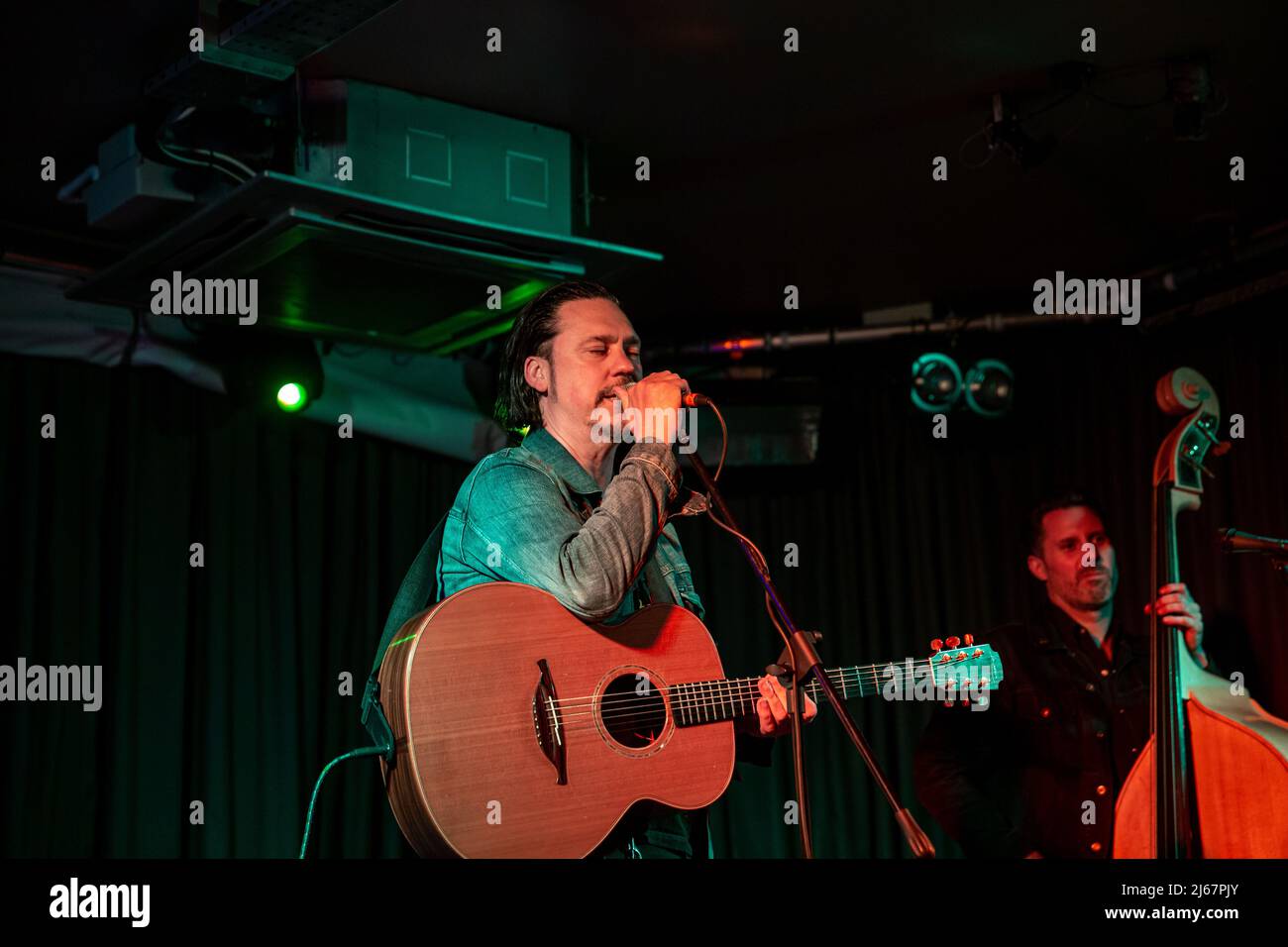 Belfast, UK. 28th April 2022. Musician Jesse Dayton along with Chris ...