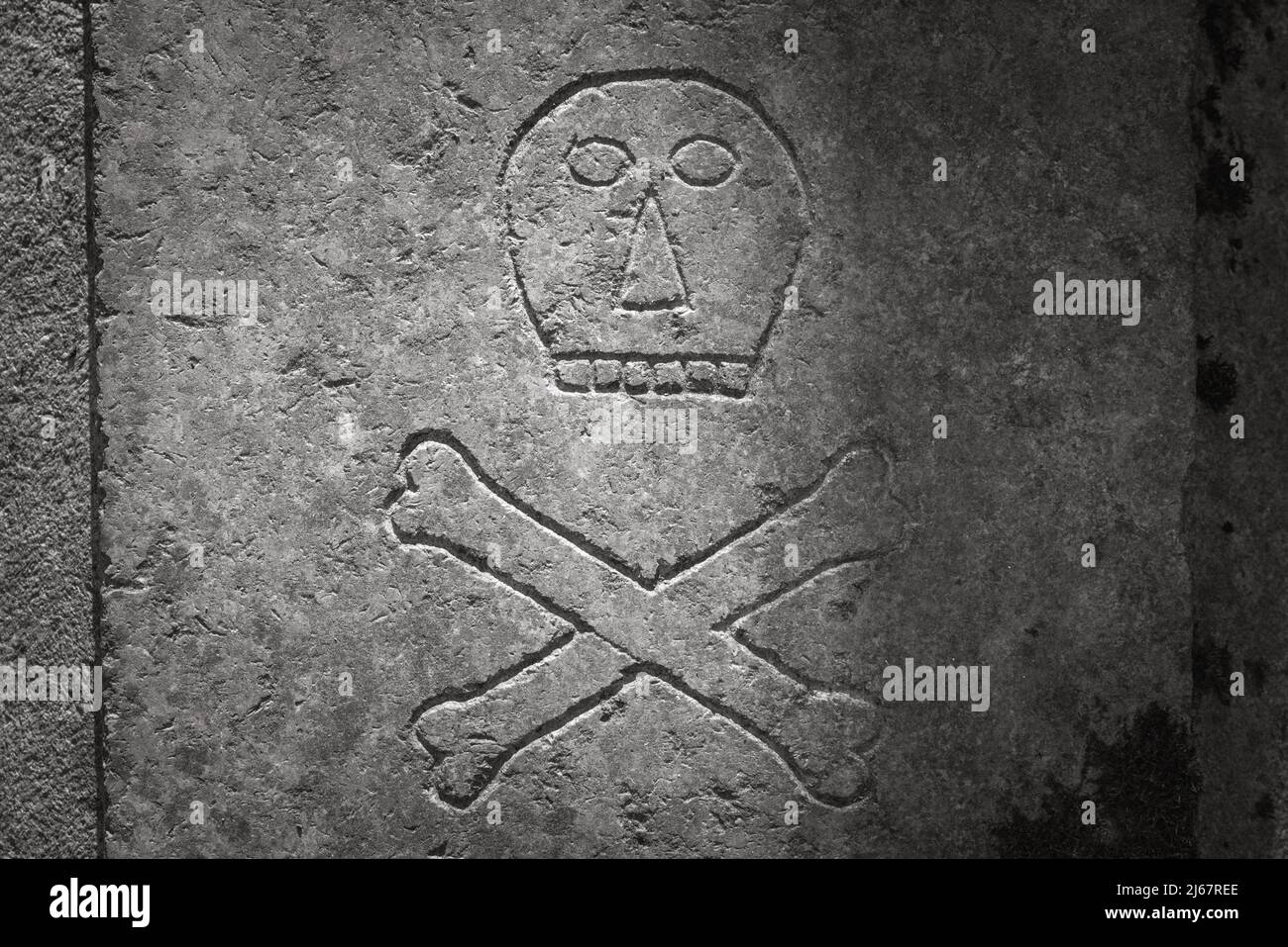 Skull and crossbones on the ancient tombstone. Sign of death Stock ...