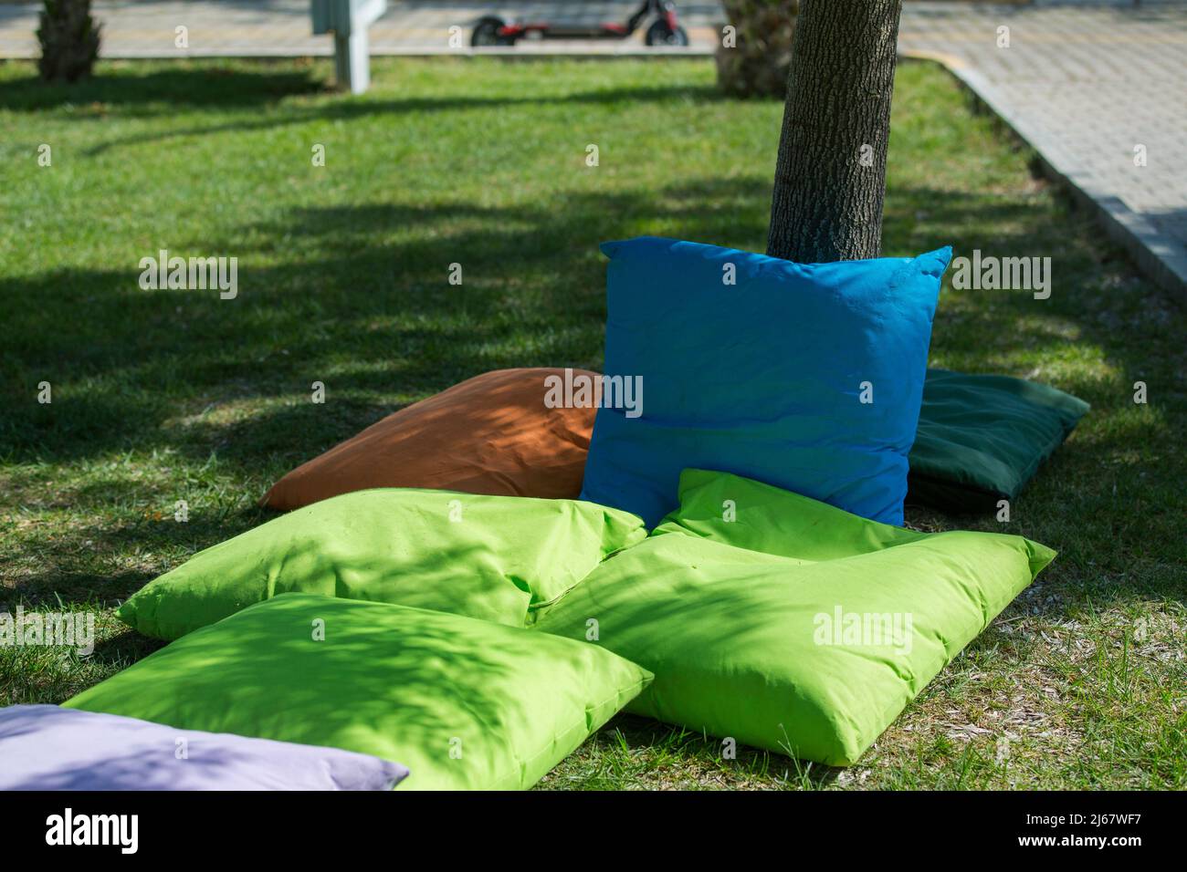 Seating under trees hi-res stock photography and images - Alamy