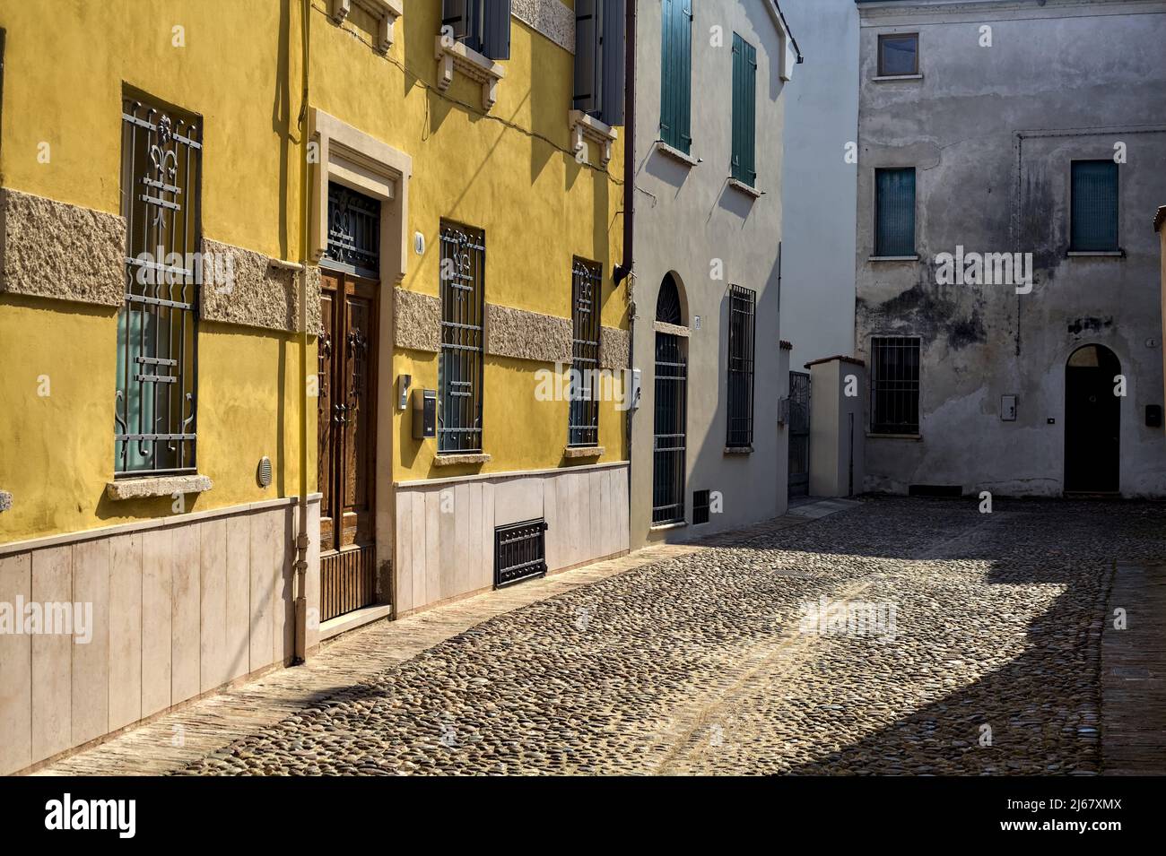 Dead end cobbled street in an italian town Stock Photo - Alamy