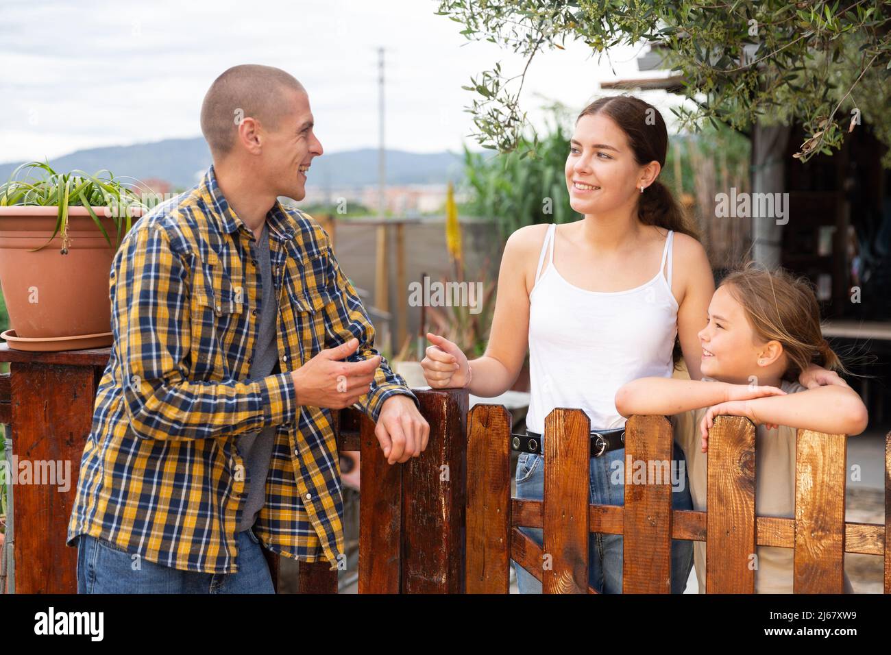 Neighbors talking backyard hi-res stock photography and images - Alamy