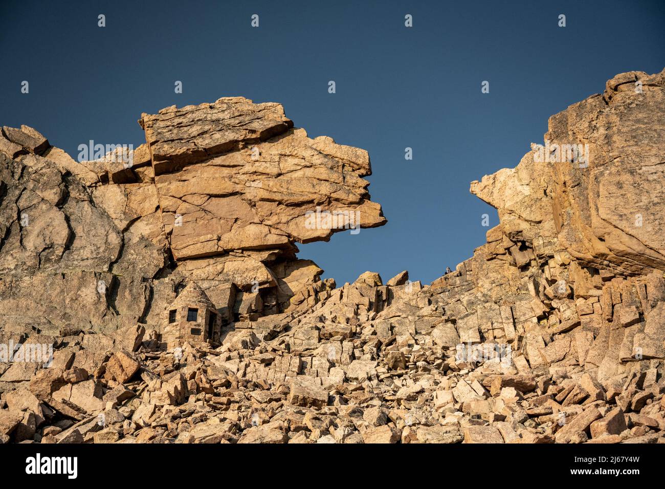 The Keyhole and Shelter at the edge to Longs Peak's infamous keyhole ...