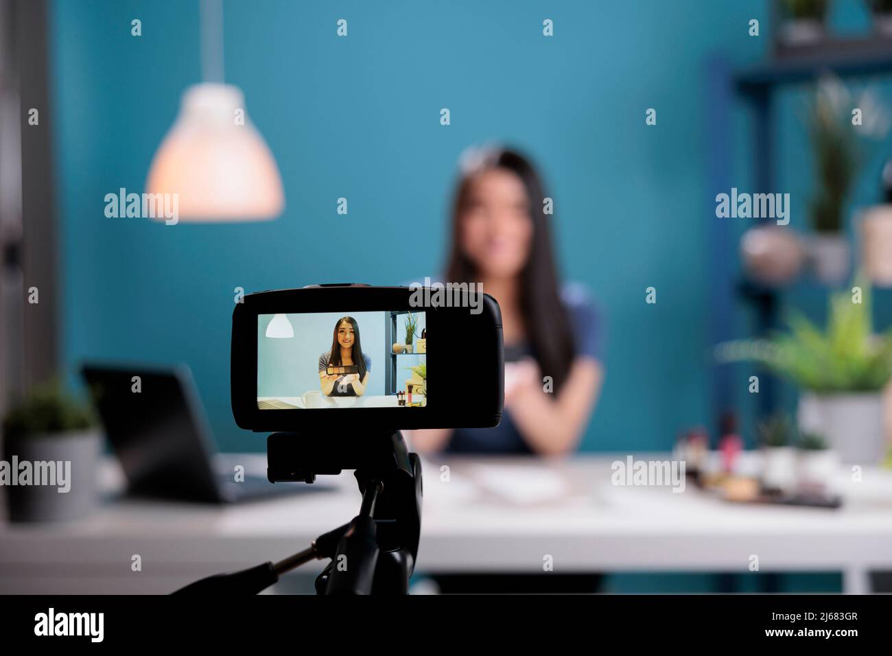 Behind the scene of vlogger influencer recording makeup palette review ...