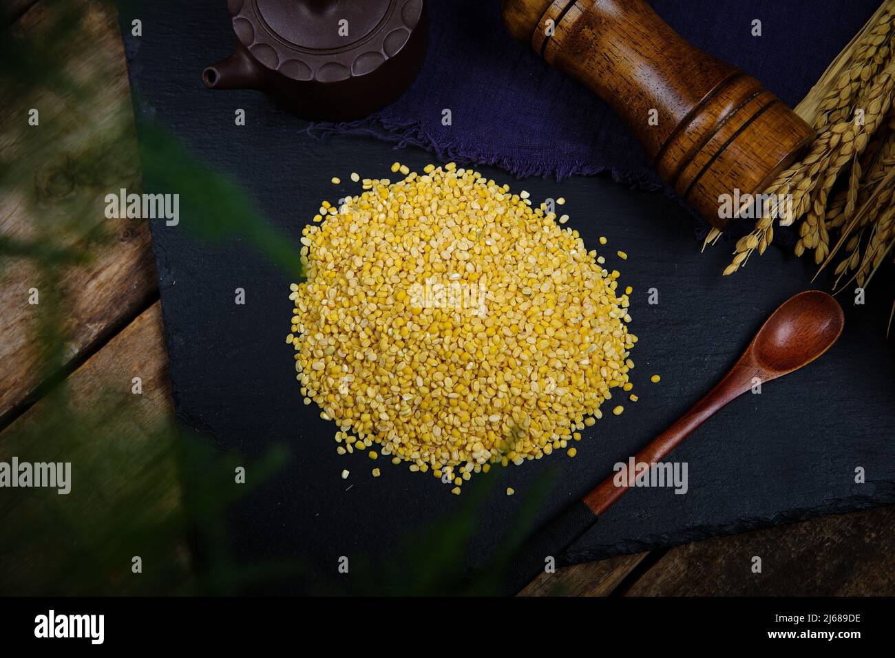 Half mung bean hi-res stock photography and images - Alamy