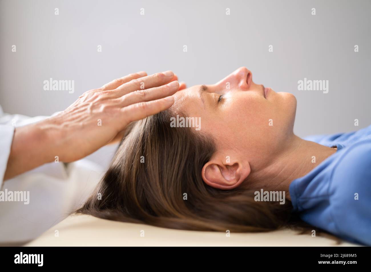 Healing hands therapy hi-res stock photography and images - Alamy