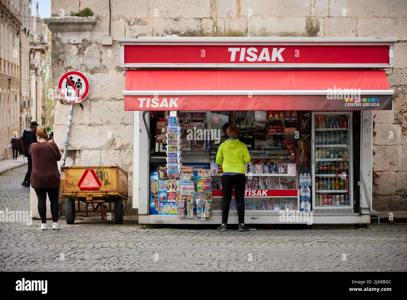 Kiosk selling newspapers and magazines hi-res stock photography and images - Alamy