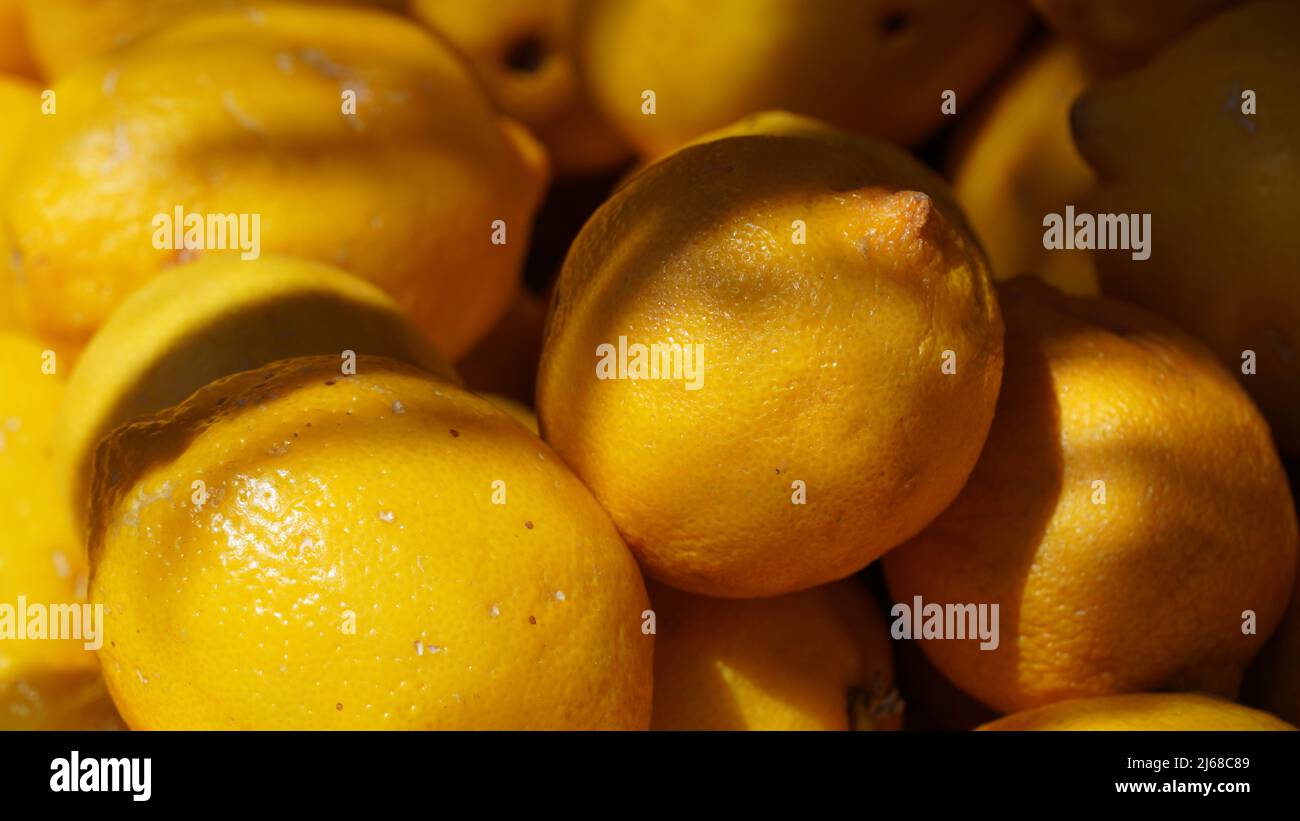 Pile of bright yellow lemons at the farmers market Stock Photo - Alamy