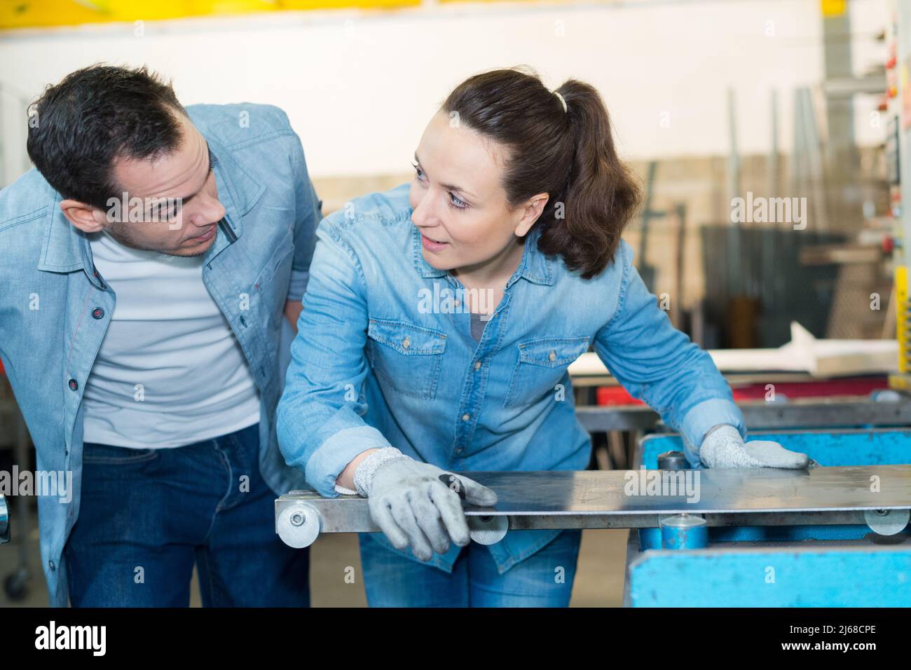 Female metal fabricator hi-res stock photography and images - Alamy