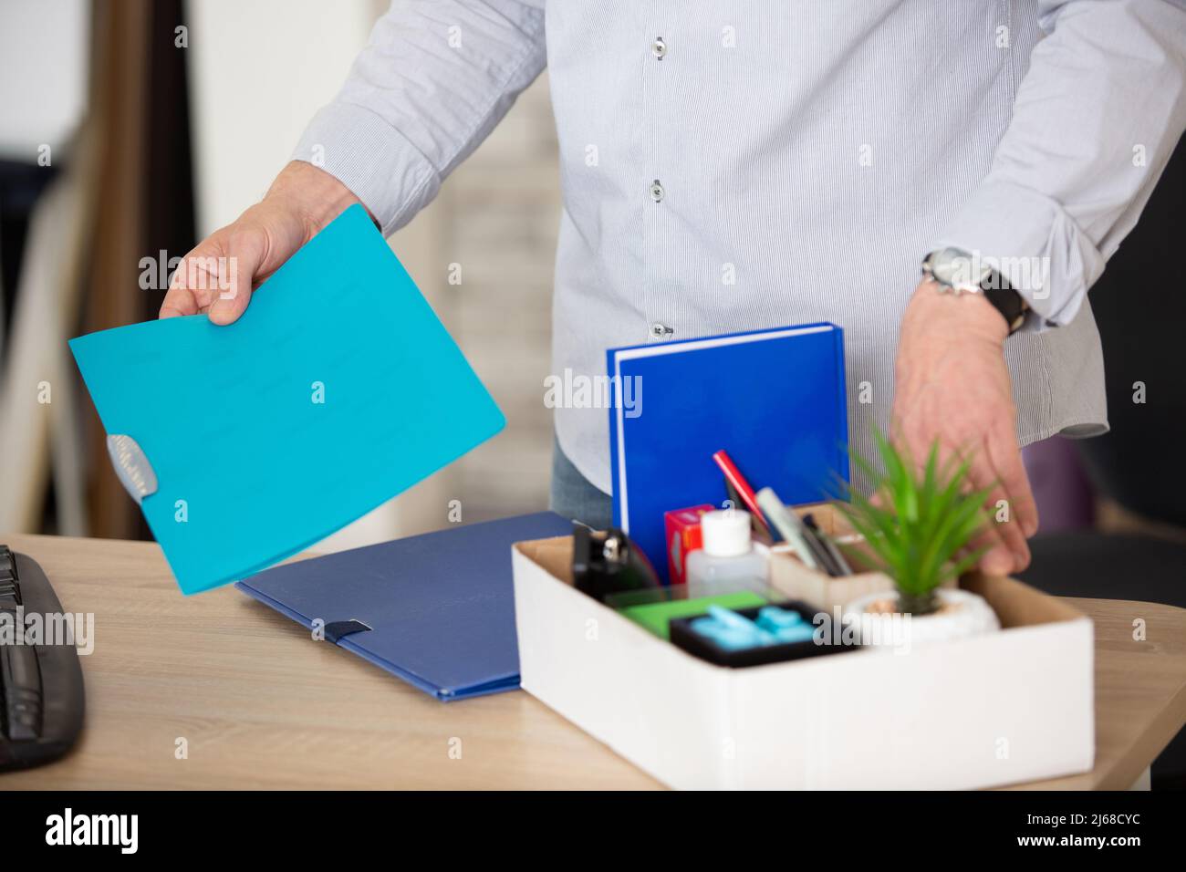 Woman packing office items hi-res stock photography and images - Alamy