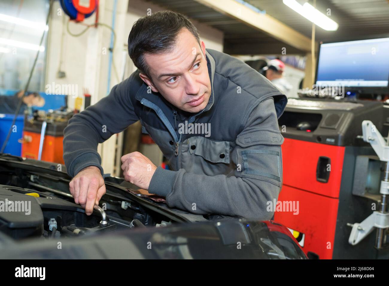 a mechanic man repairing a car Stock Photo - Alamy