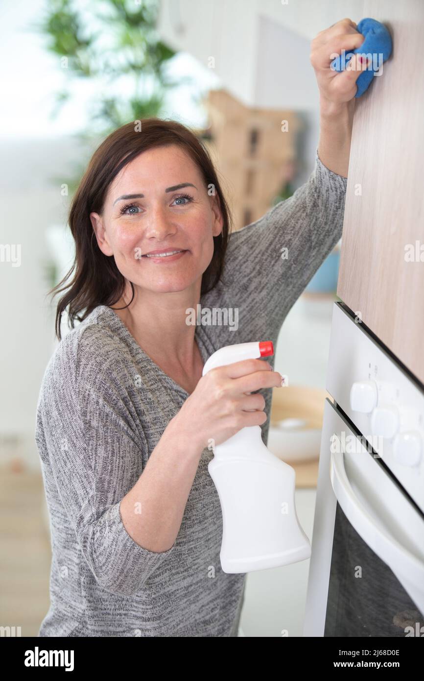 Woman kitchen cupboard cleaning hi-res stock photography and images - Alamy