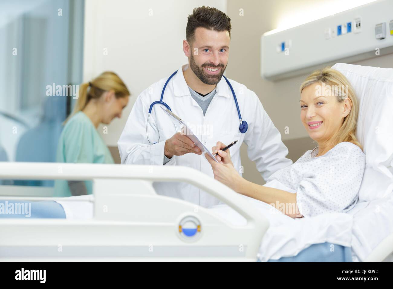 doctor explaining consent form to senior patient Stock Photo - Alamy