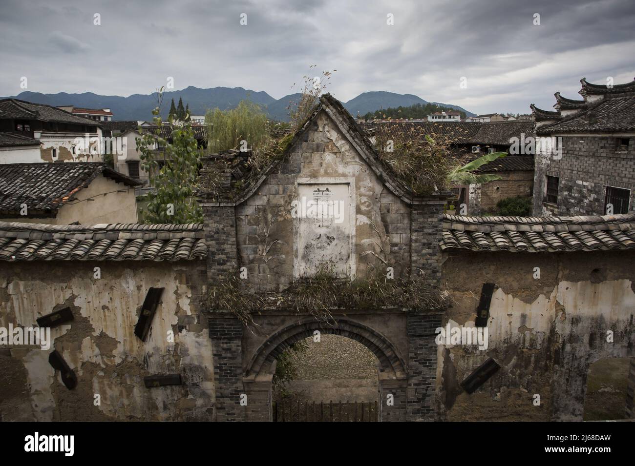 Yang river ancient dwellings Stock Photo - Alamy