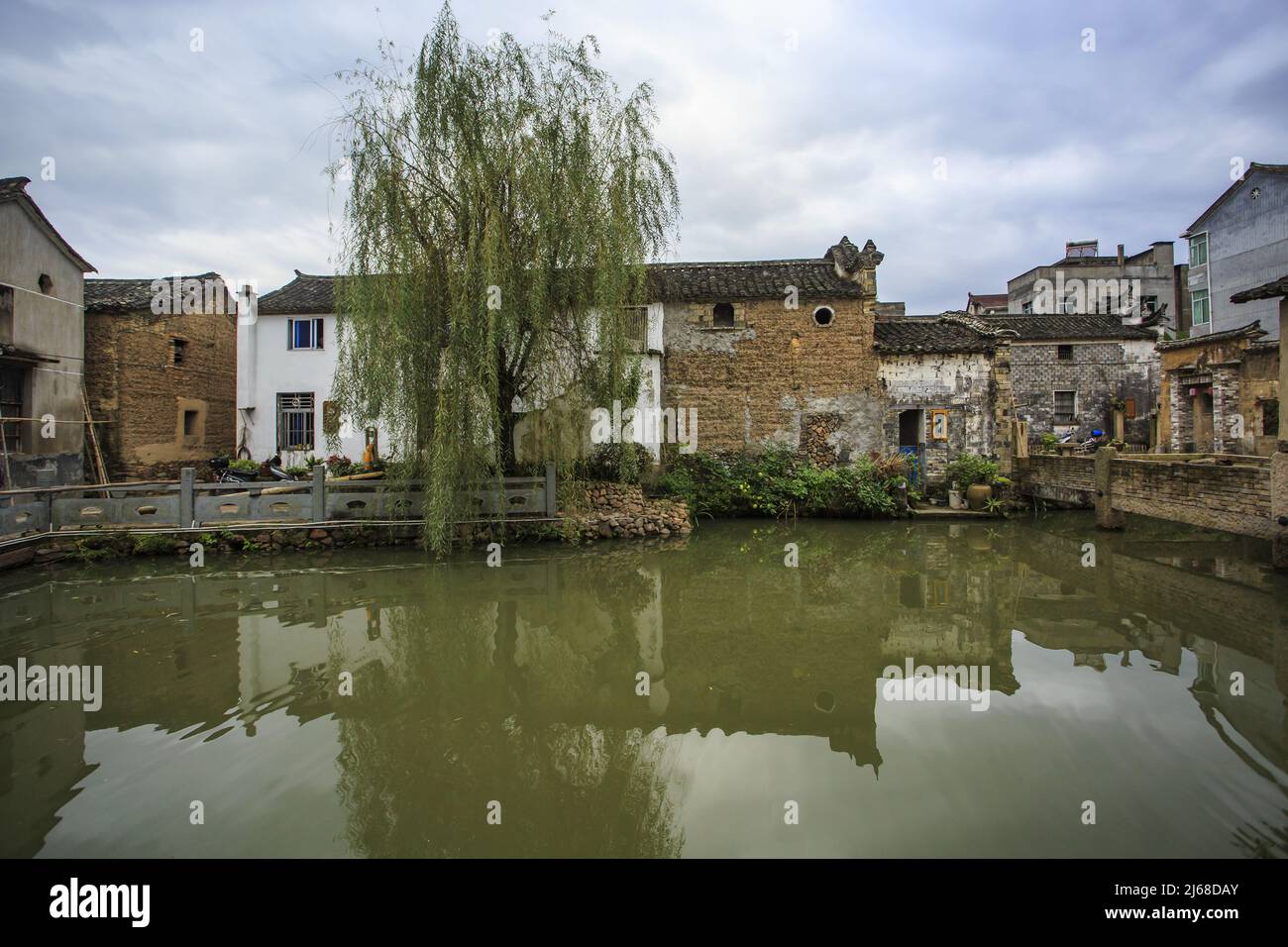 Yang river ancient dwellings Stock Photo - Alamy