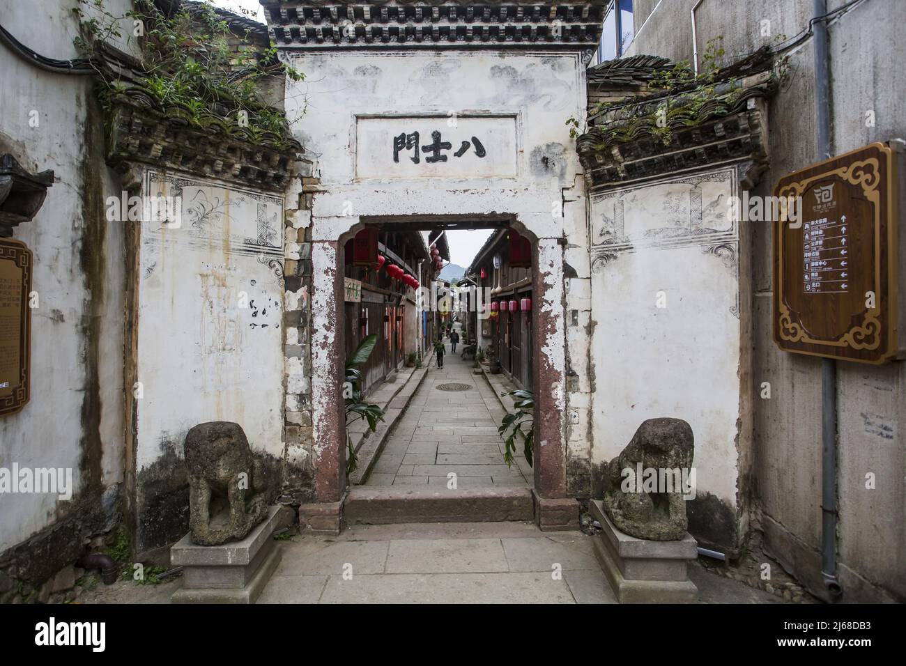 Yang river ancient dwellings Stock Photo - Alamy