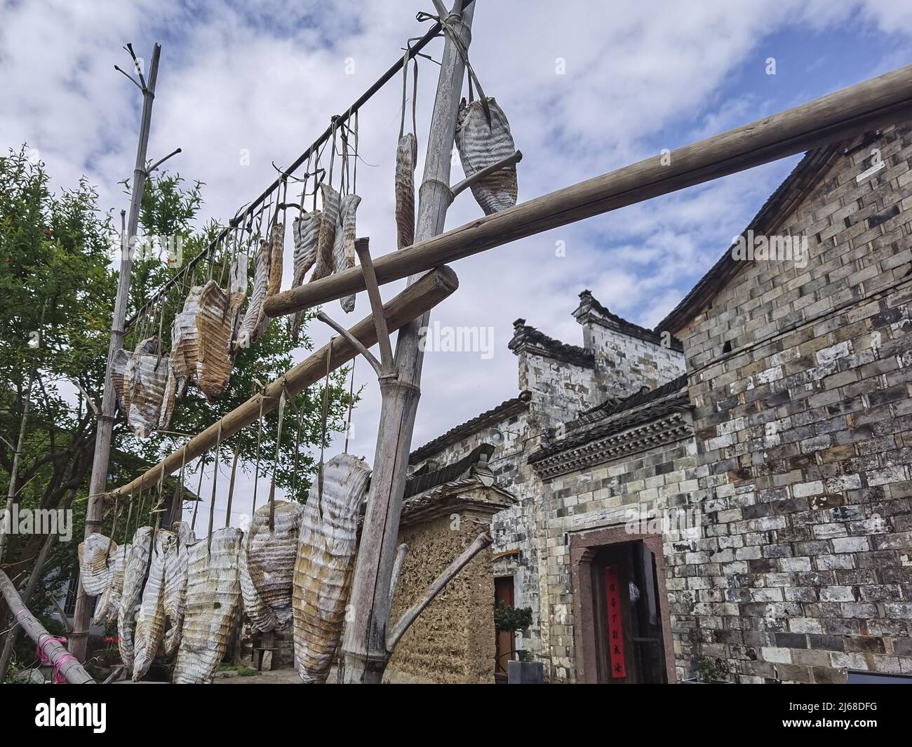 Yang river ancient dwellings Stock Photo - Alamy