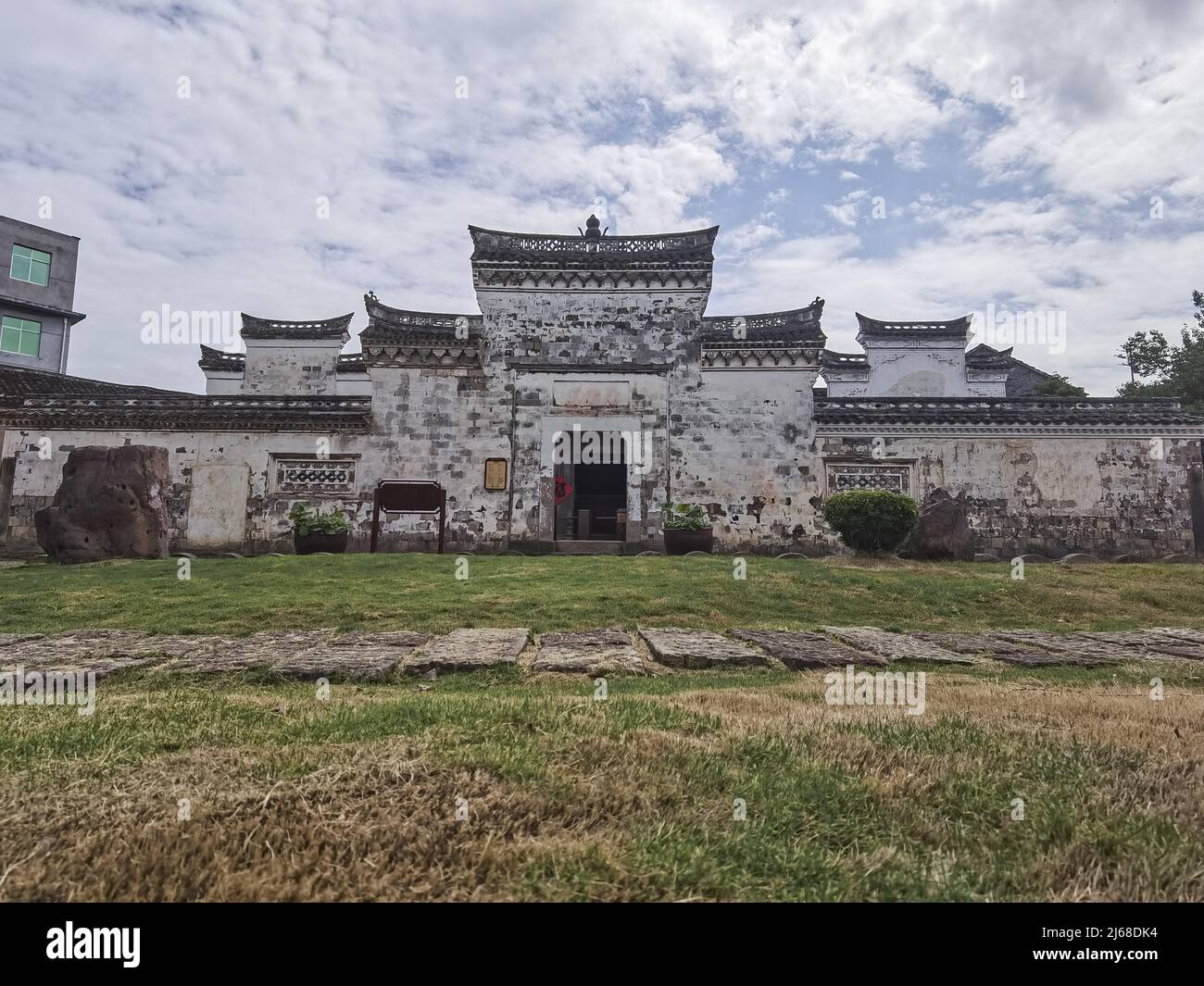 Yang river ancient dwellings Stock Photo - Alamy