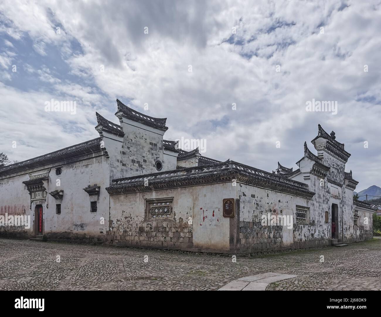 Yang river ancient dwellings Stock Photo - Alamy