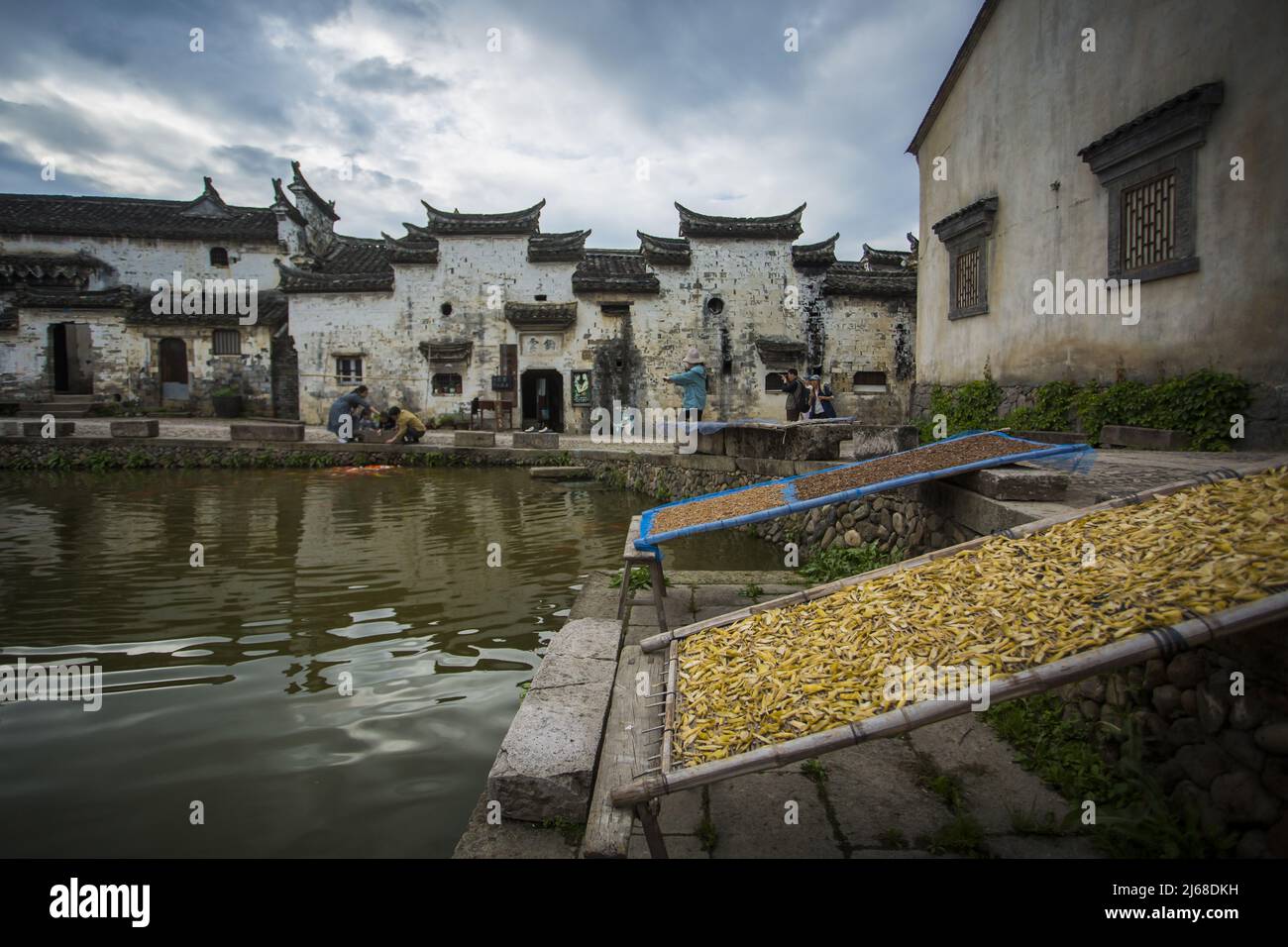 Yang river ancient dwellings Stock Photo - Alamy