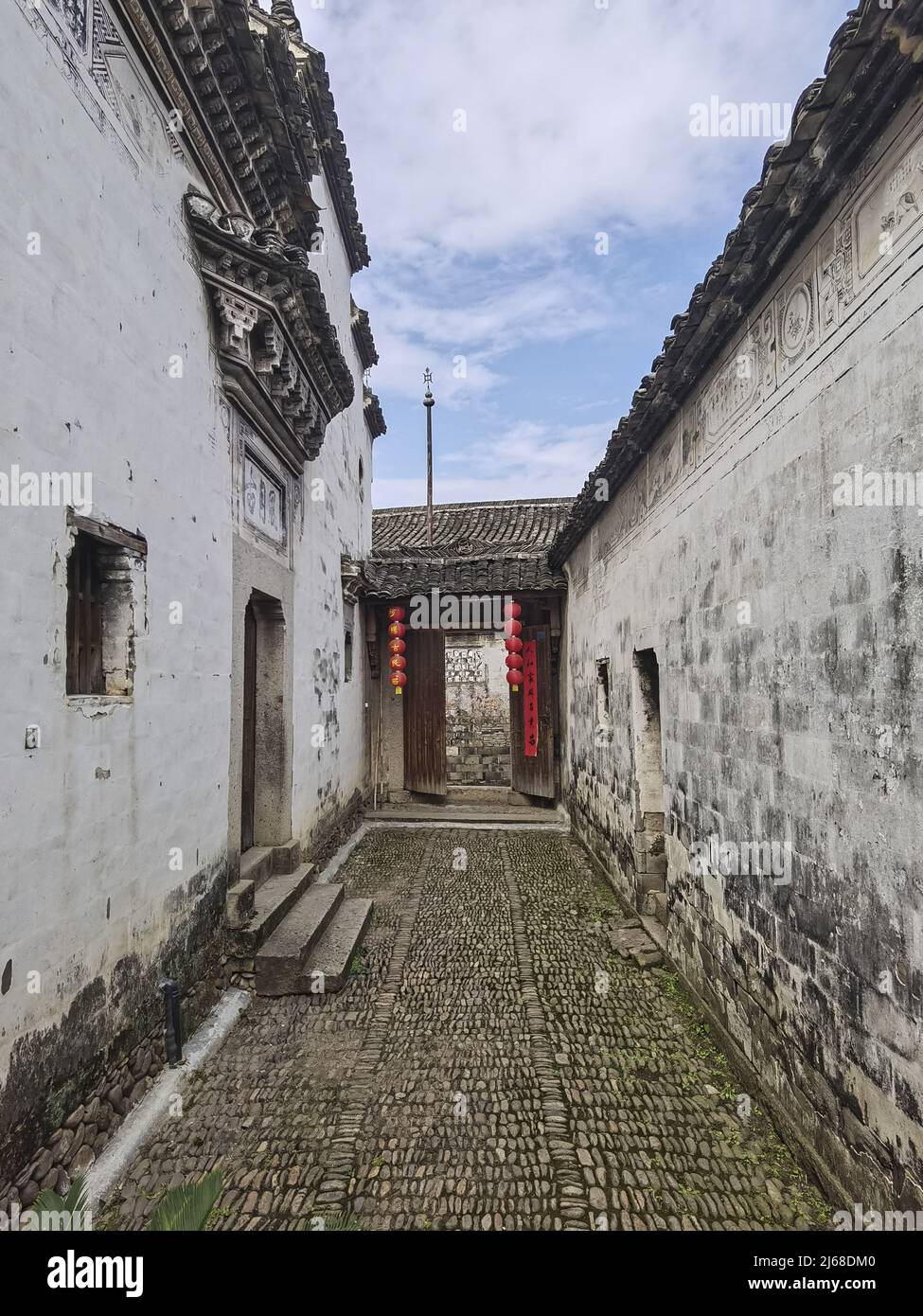 Yang river ancient dwellings Stock Photo - Alamy