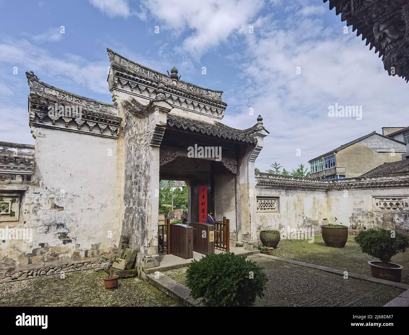 River yang folk houses hi-res stock photography and images - Alamy